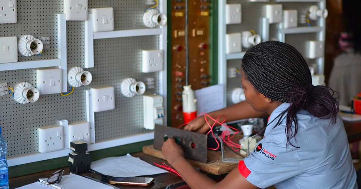 Kenya: Women in Africa Go to Micro-grid Schoo | Enel Green Power